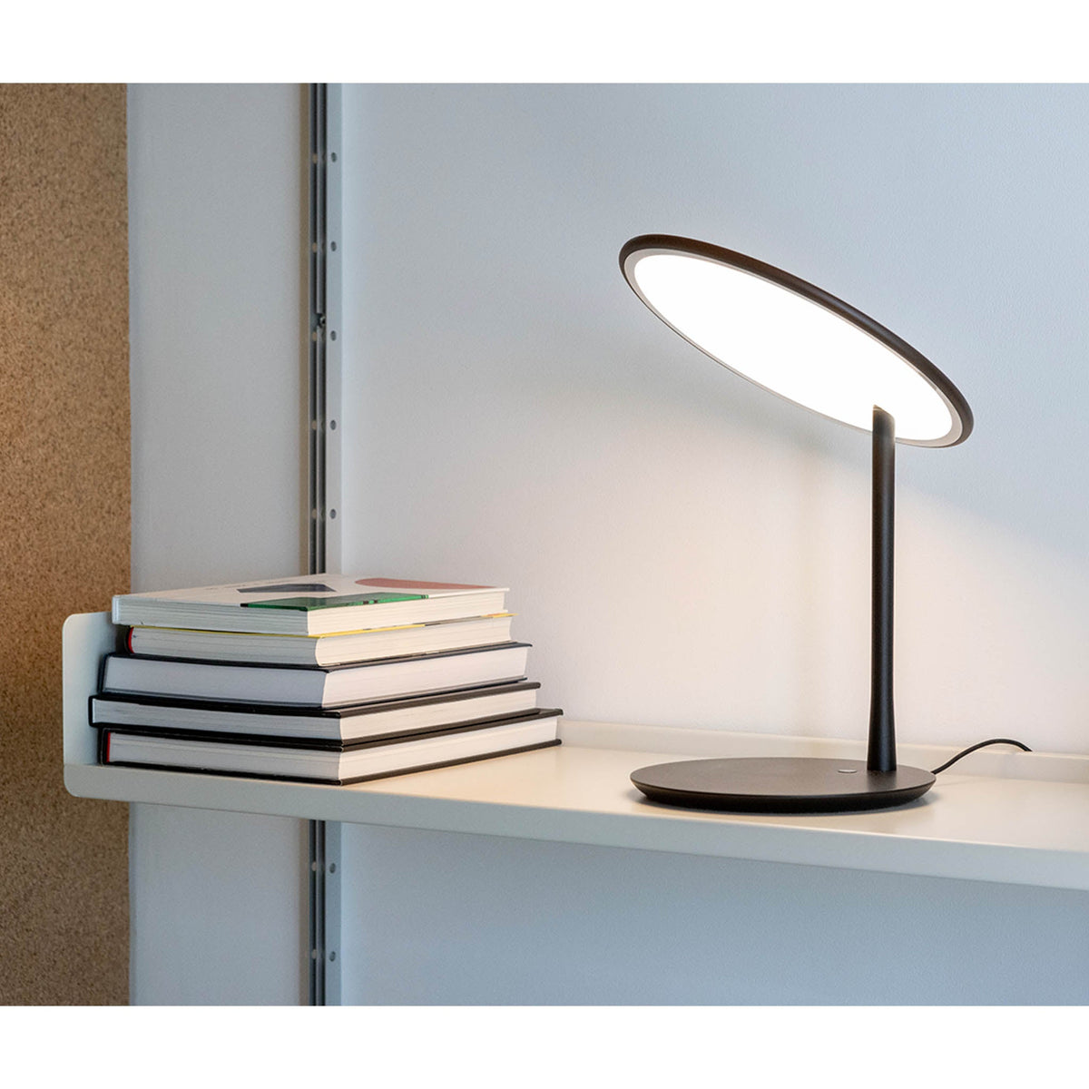 Candeeiro de mesa Disc table lamp black em metal com acabamento preto ...